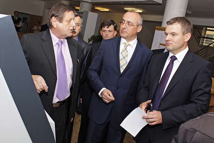 Foto: Na banskobystrickom Okresnom súde sa dajú platiť súdne poplatky ...