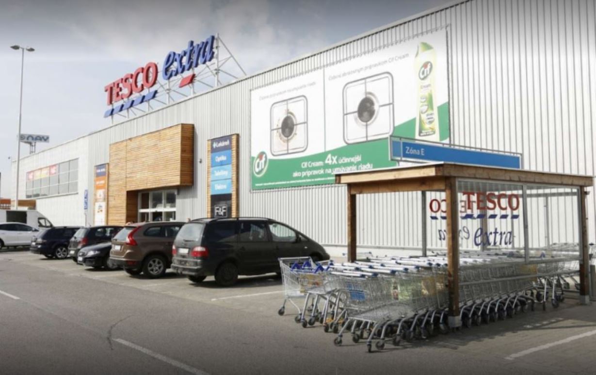 V pekárni bystrického Tesca zamestnankyni na nočnej stroj zachytil ruku