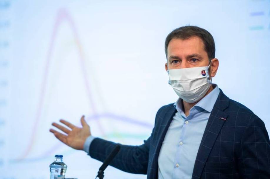 Igor Matovič sa kvôli korone zahráva s občanmi aj s núdzovým stavom