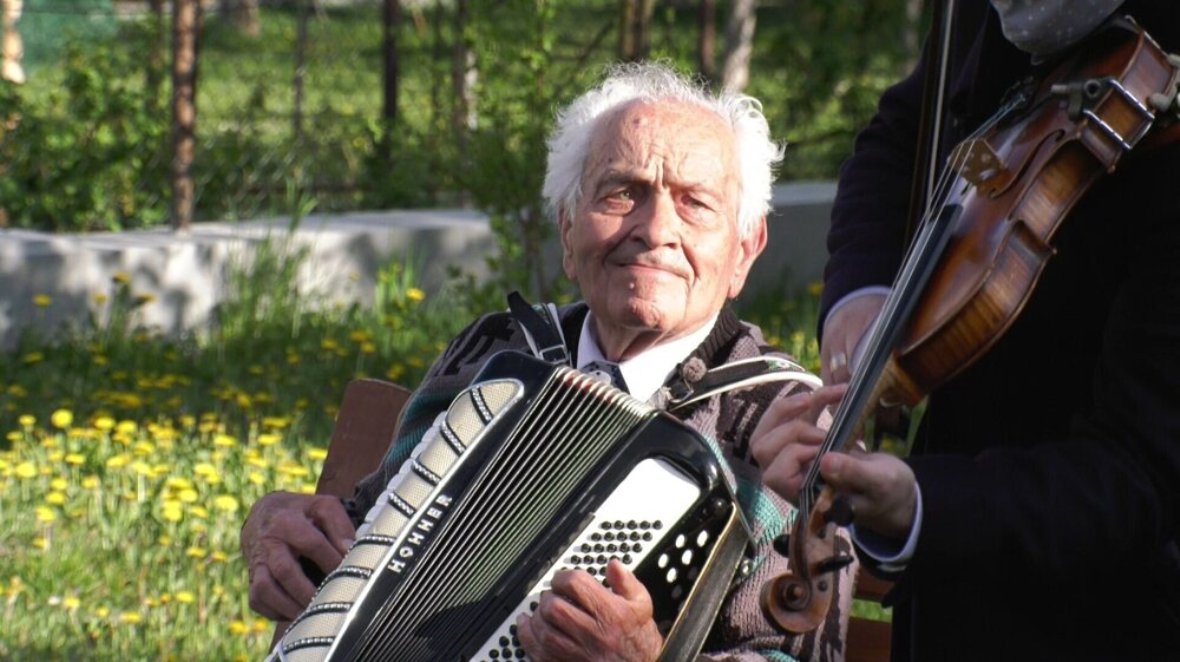 Jeden z posledných žijúcich priamych účastníkov SNP Vladimír Strmeň sa ...