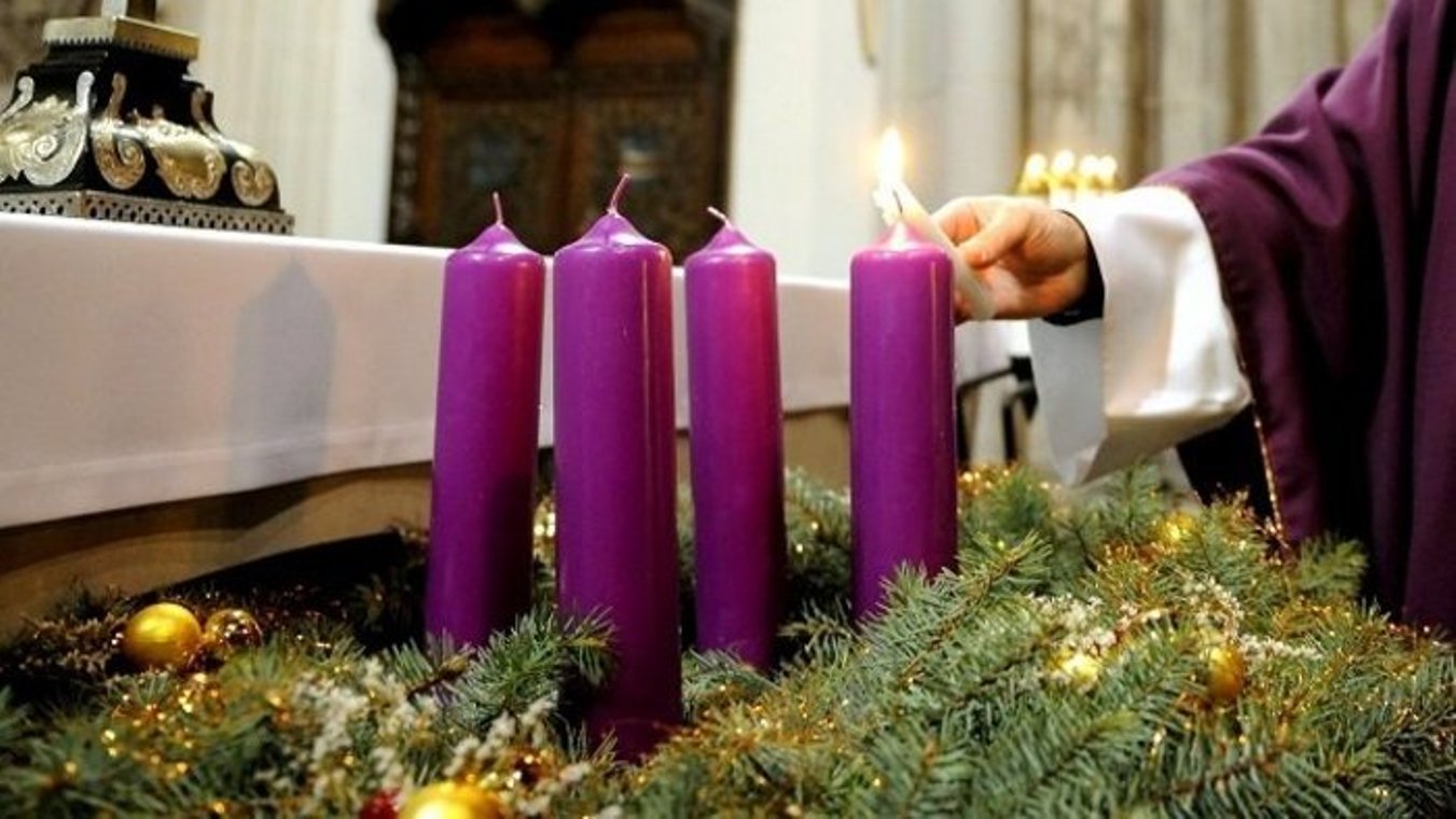 Začal predvianočný advent, horí prvá sviečka...