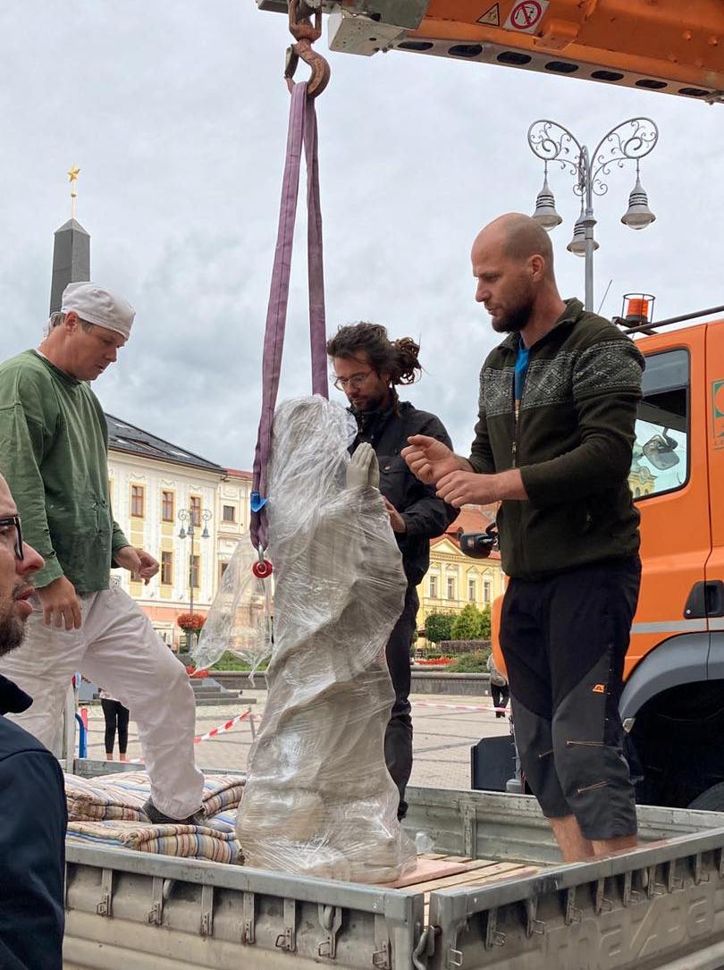 Socha Madony sa po rokoch vracia na priečelie budovy štátnych lesov v ...