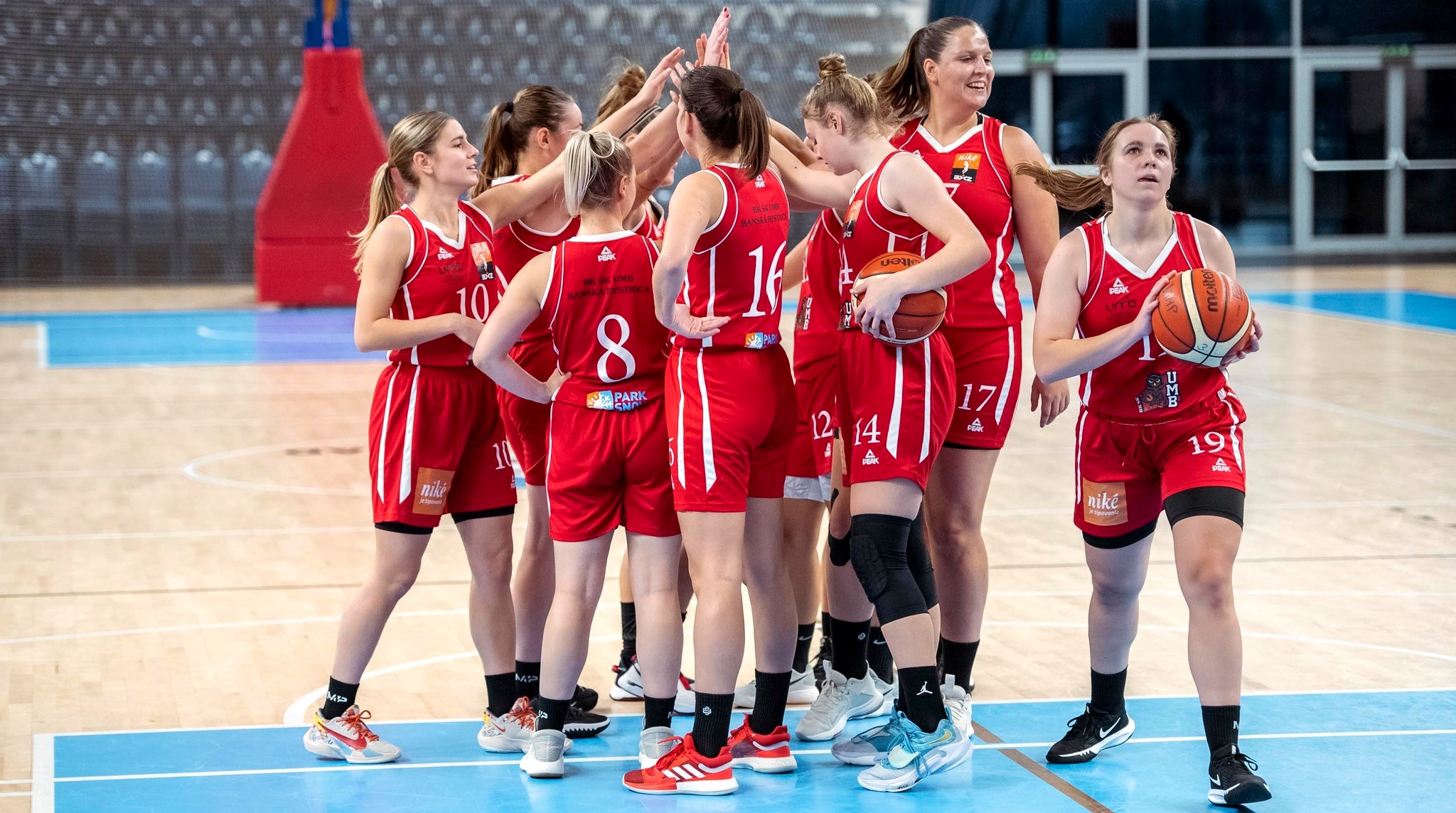 FOTO: Prvá výhra UMB v extralige, ´sovičky´ v Poprade nasúkali trinásť ...