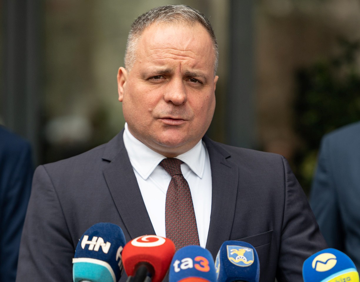 Droba s Lunterom vyzvali vládu, aby zodpovedala za prísľuby ...