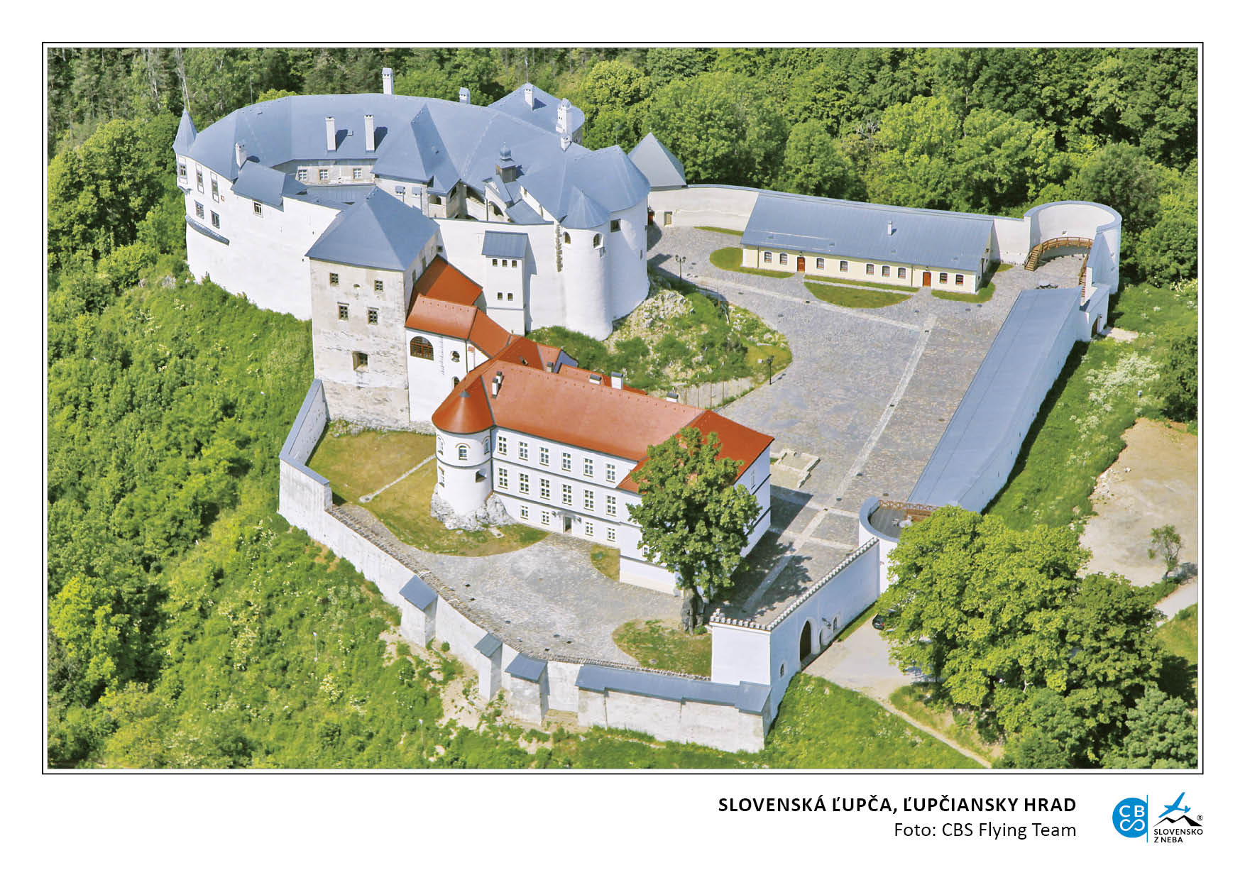FOTO: Unikátna kniha slovenských hradov z vtáčej perspektívy je na svete