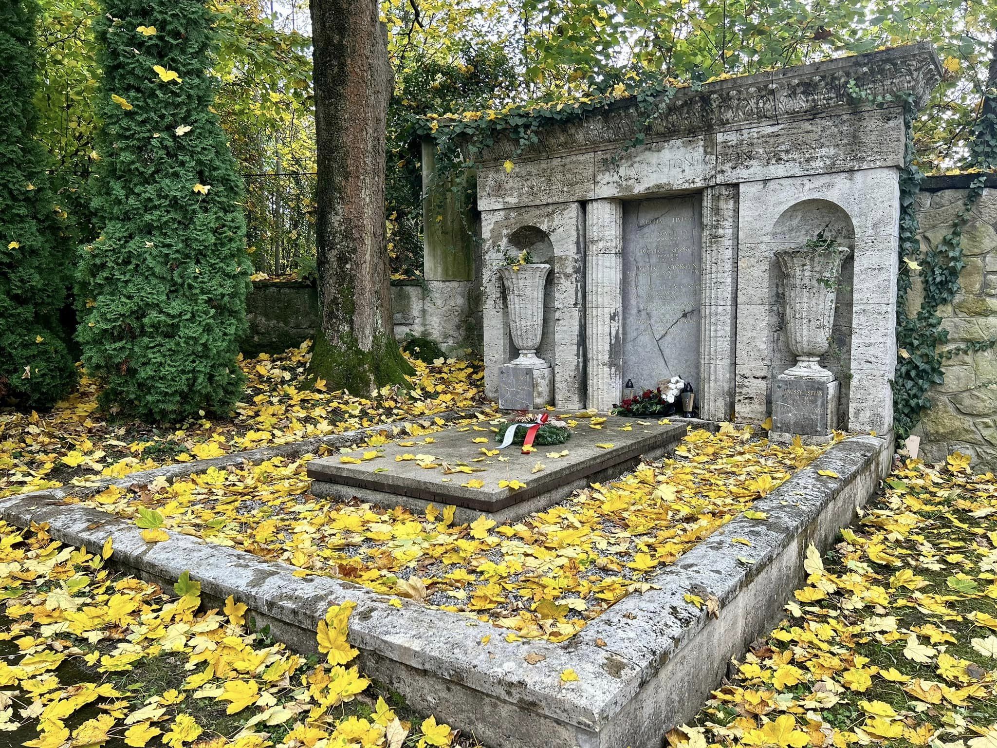 Pripomíname si pamiatku zosnulých osobností nášho mesta – architekt L. E. Hudec a jeho otec staviteľ