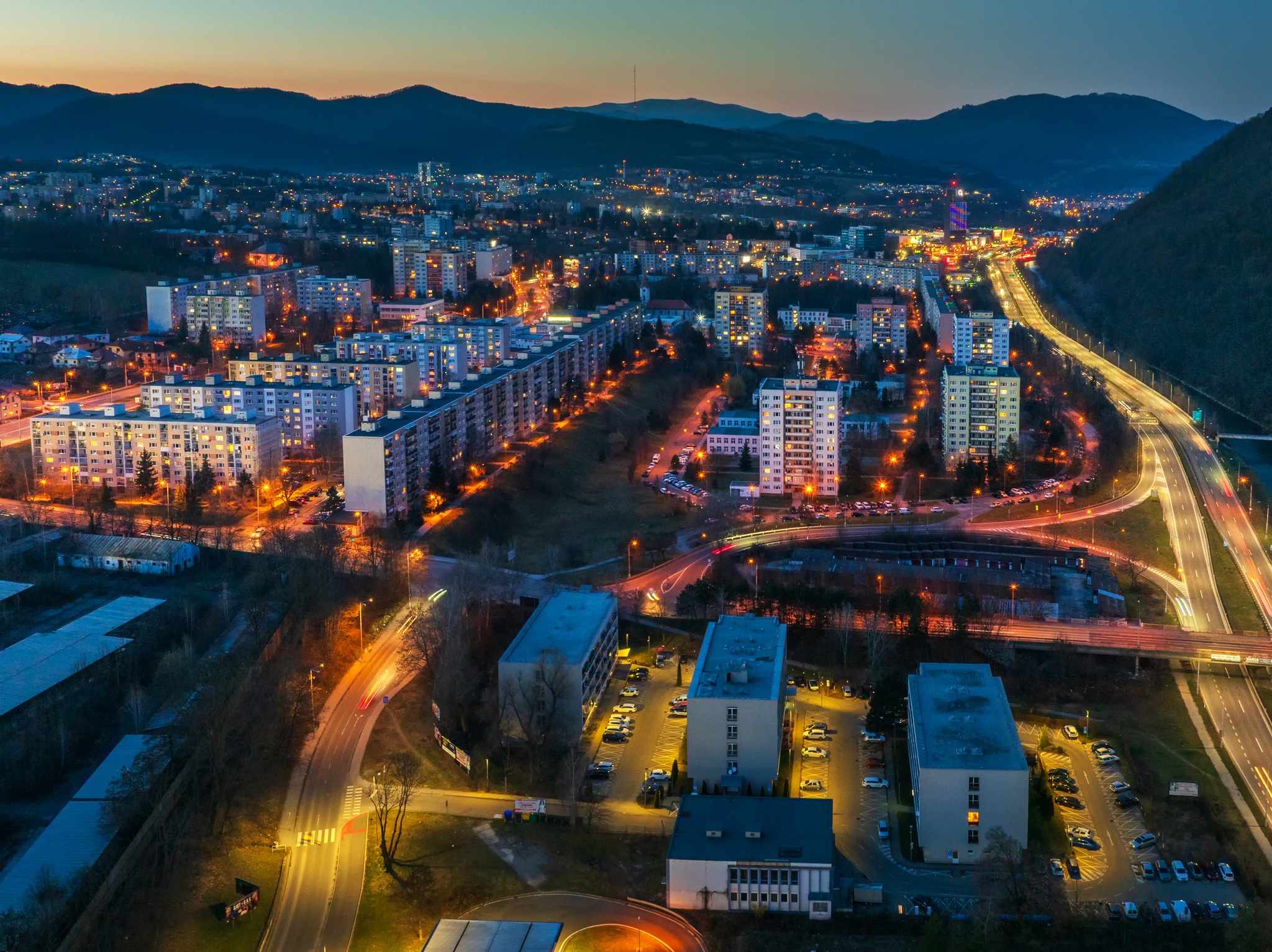 Na Radvanskej ulici začína mesto budovať 43 nových parkovacích miest