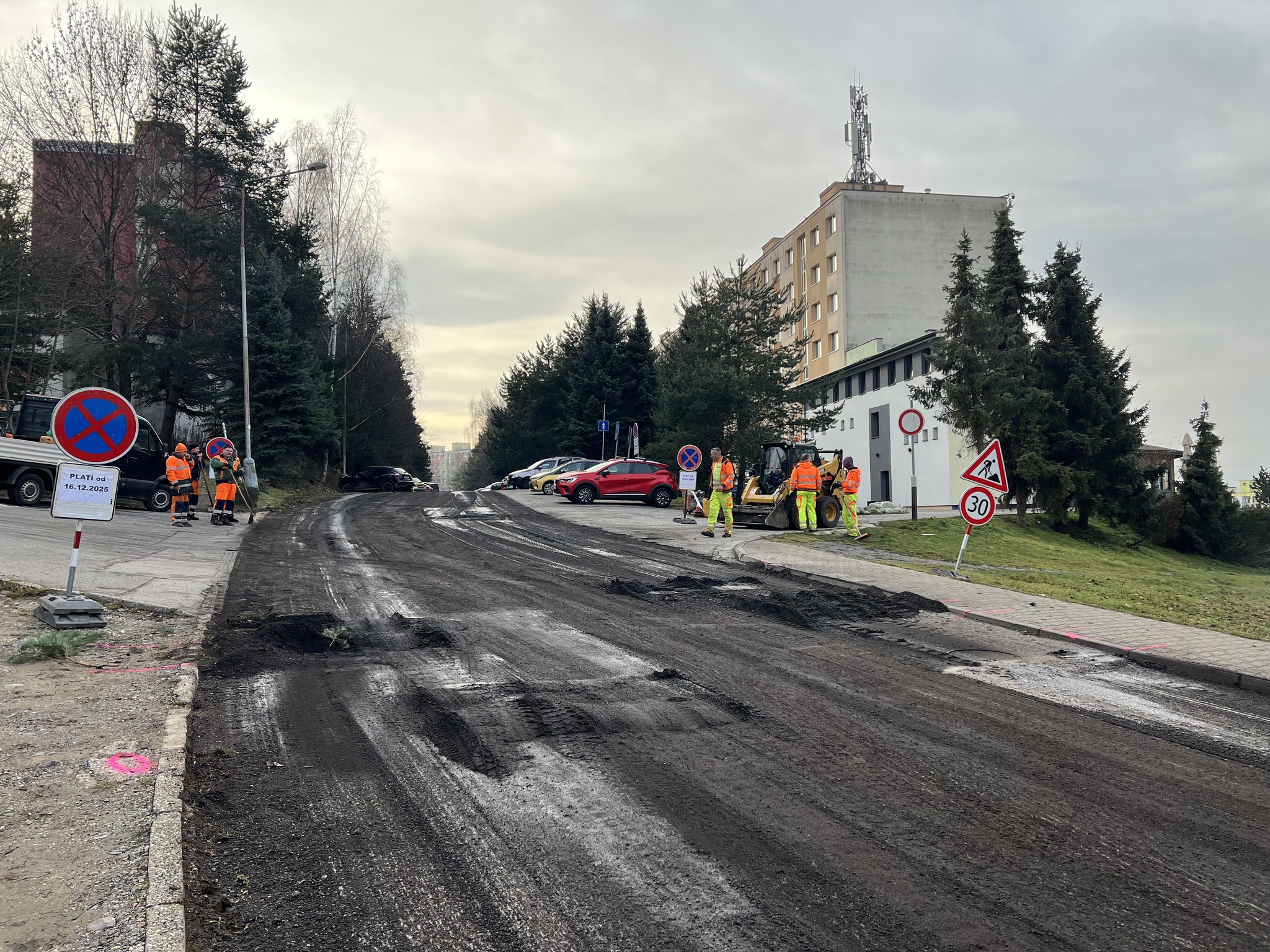Nová cesta pod Pikartom na sásovskom sídlisku bude hotová do konca týždňa